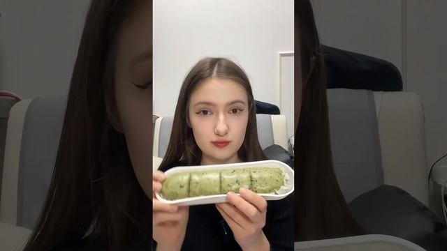 пробуем корейский тортик с полынью вы бы попробовали? #южнаякорея #мукбанк  #жизньвкорее #шортс