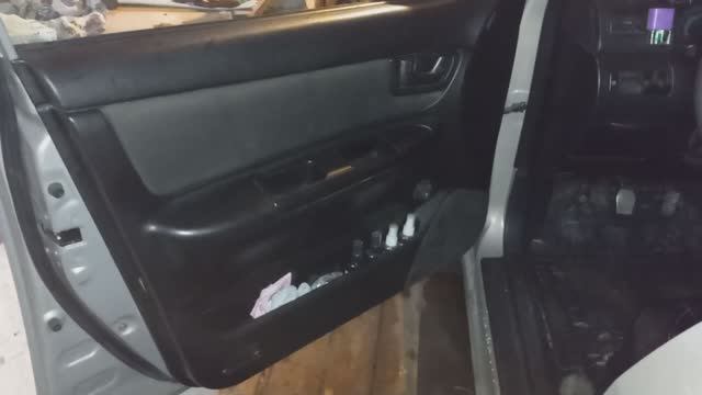 Как снять обшивку передней двери в автомобиле BYD F3 (Toyota Corolla E120) 2011г