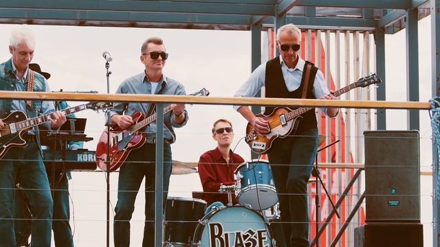 группа на набережной Клип