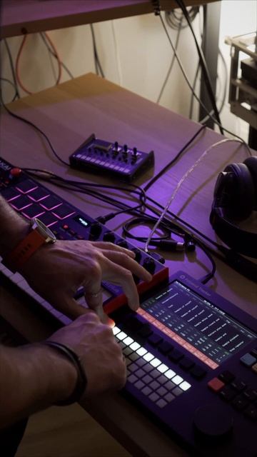 Живой перфоманс на Polyend Tracker + гитара и вокал | Инди-поп / пост-панк 🎤 #shorts