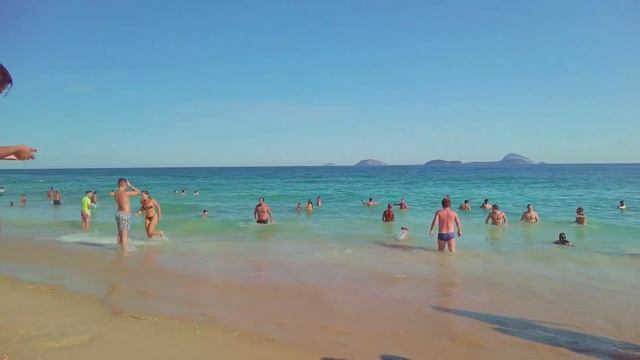 Красивые девушки на пляже в Бразилии