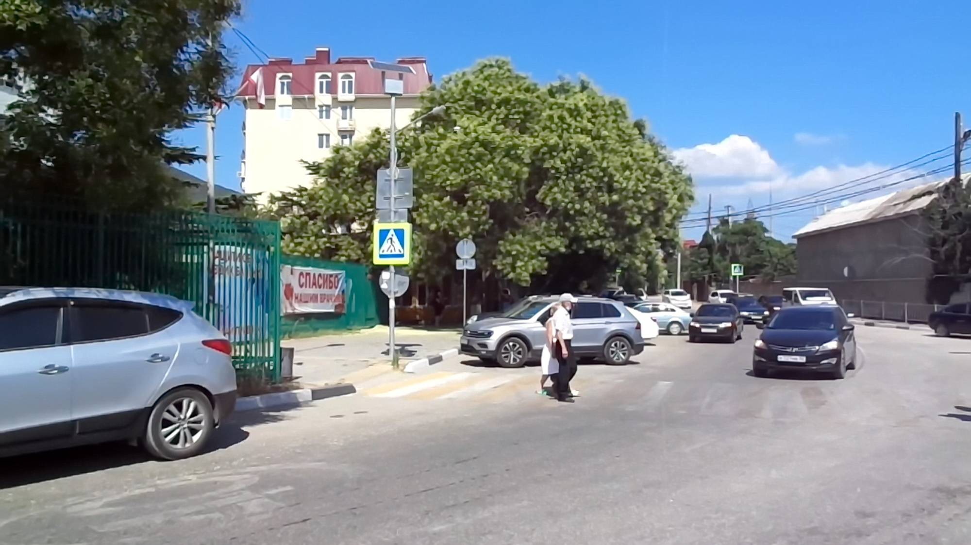 🐬 Крым, город Судак. Видео-обзор -- поход к рынку, тропа из дома к рынку ( 4 августа 2021 год ).