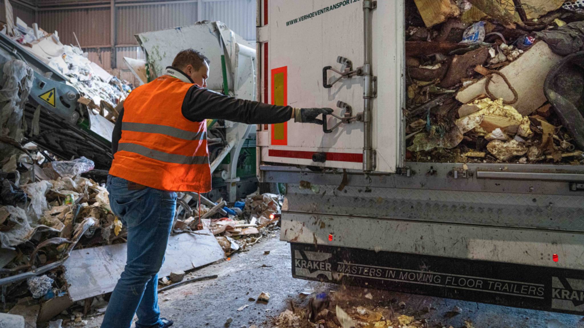 Перевозка мусора и ТБО на полуприцепе Kraker K-Force (подвижный пол)