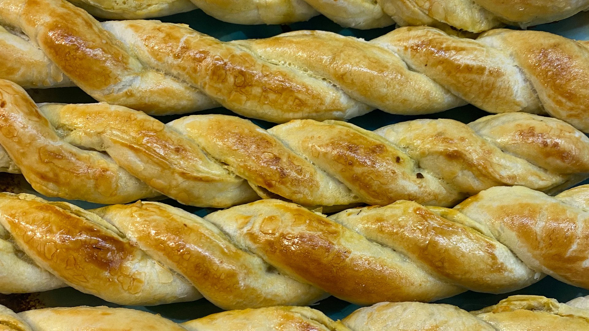 Слоеные косички с курицей