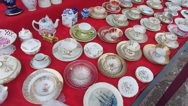 много красивых чайных троек - барахолка в Риге. Рената Смирнова.Рига. 2025