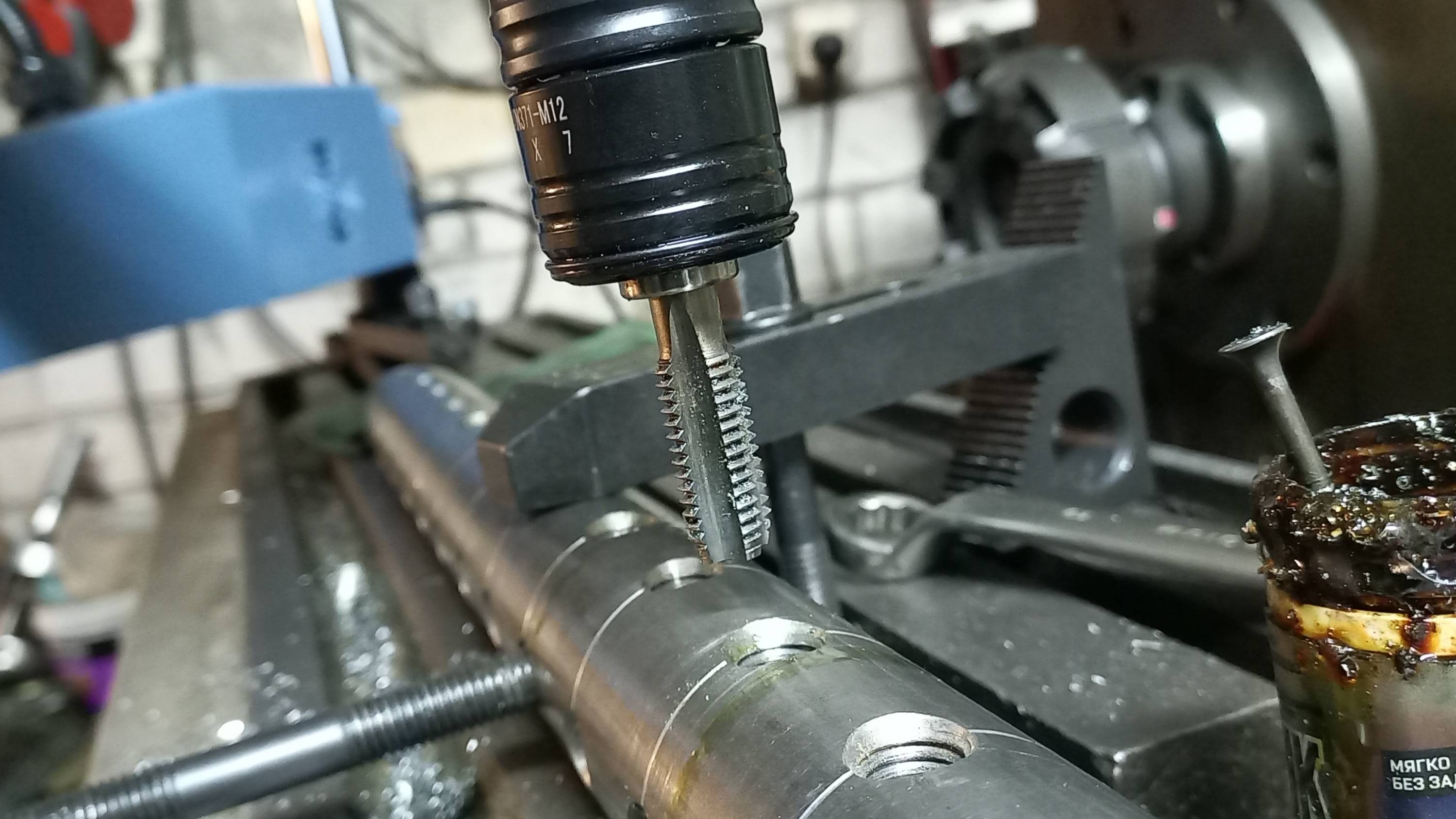 Устройство для нарезания резьбы )