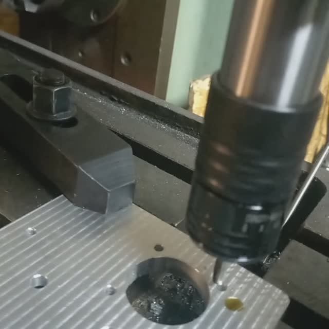 Манипулятор резьбонарезной ,пример работы , резьба м5 .