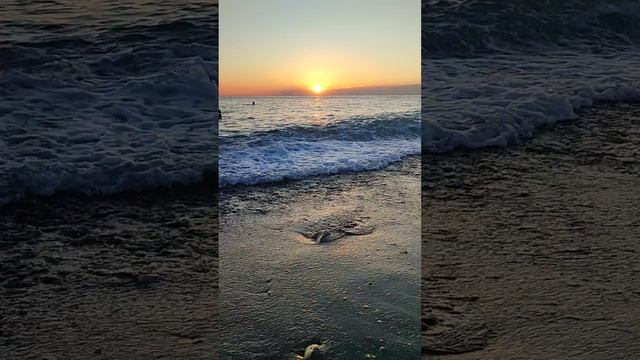 Солнце тонуло в море.