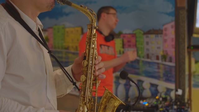 Позитивная и веселая музыка с саксофоном от Syntheticsax - Запись из Зеленограда - Это Кафе -