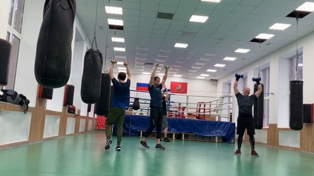 Комплекс  тренировки  с лёгкими гантелями   для выносливости плеч в боксе. Клуб "Забойник"