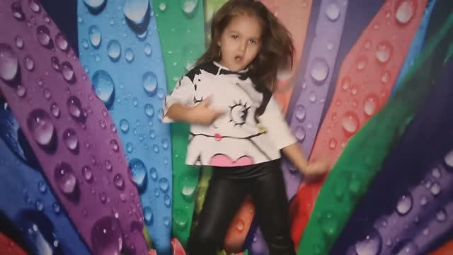 ДЕТСКИЙ ПОКАЗ МОД. МОДНЫЙ ПОКАЗ ДЕТСКОЙ ОДЕЖДЫ. АЛИСА ПОКАЗЫВАЕТ БРЕНДОВУЮ ОДЕЖДУ ORIGINAL MARINES