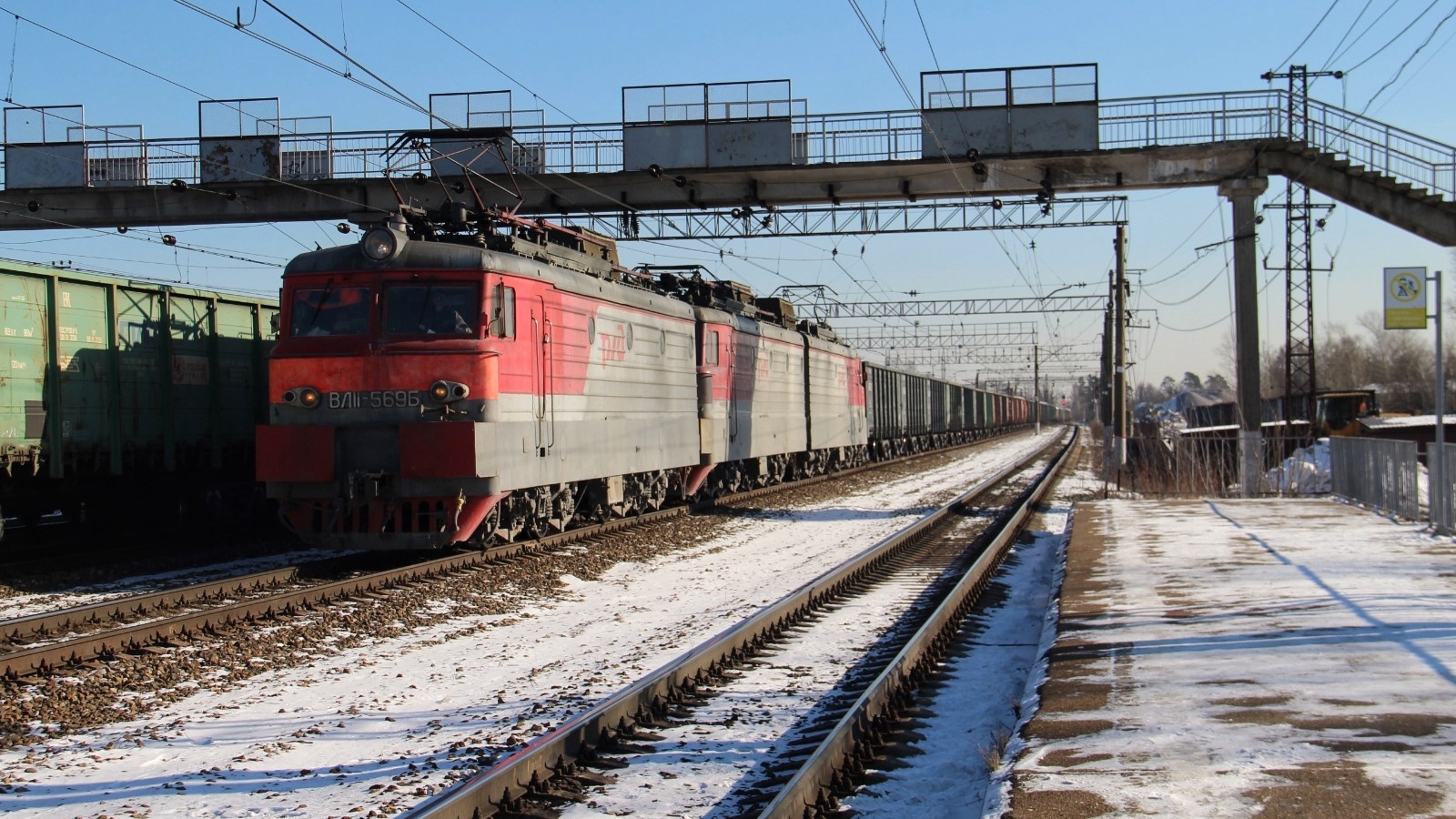 ВЛ11 - 569Б/581 с грузовым поездом проследует станцию Поварово-2.