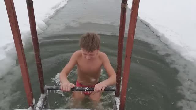 КУПАНИЕ В ПРОРУБИ! ЕГОР С ПАПОЙ КУПАЮТСЯ В ПРОРУБИ! КРЕЩЕНСКИЕ КУПАНИЯ 2017!