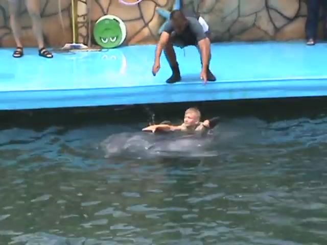 Егор катается на дельфинах.  Дельфинарий Большой Утриш, Анапа
