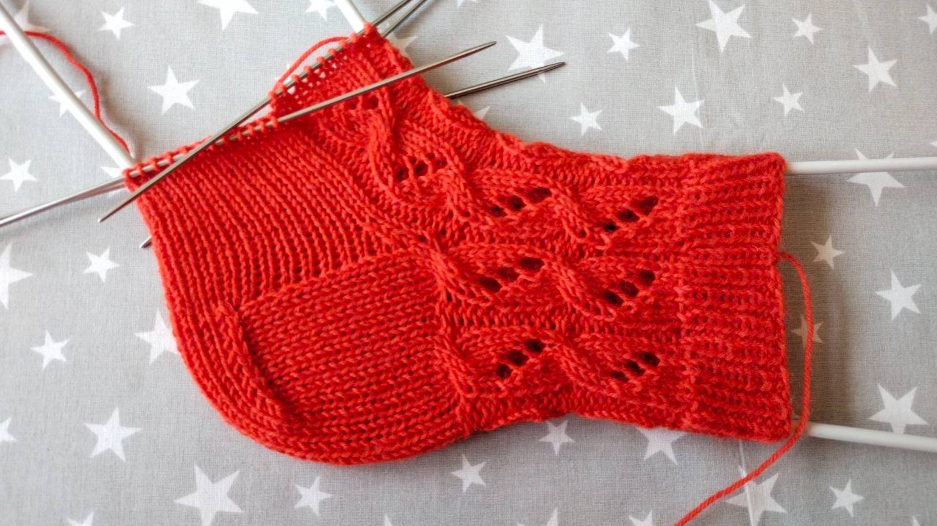 Любите вязать ажурные носочки / Вам очень понравится узор / Узор спицами для кругового вязания.