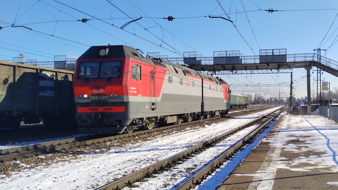 2ЭС6 - 1372 резервом проследует станцию Поварово-2.