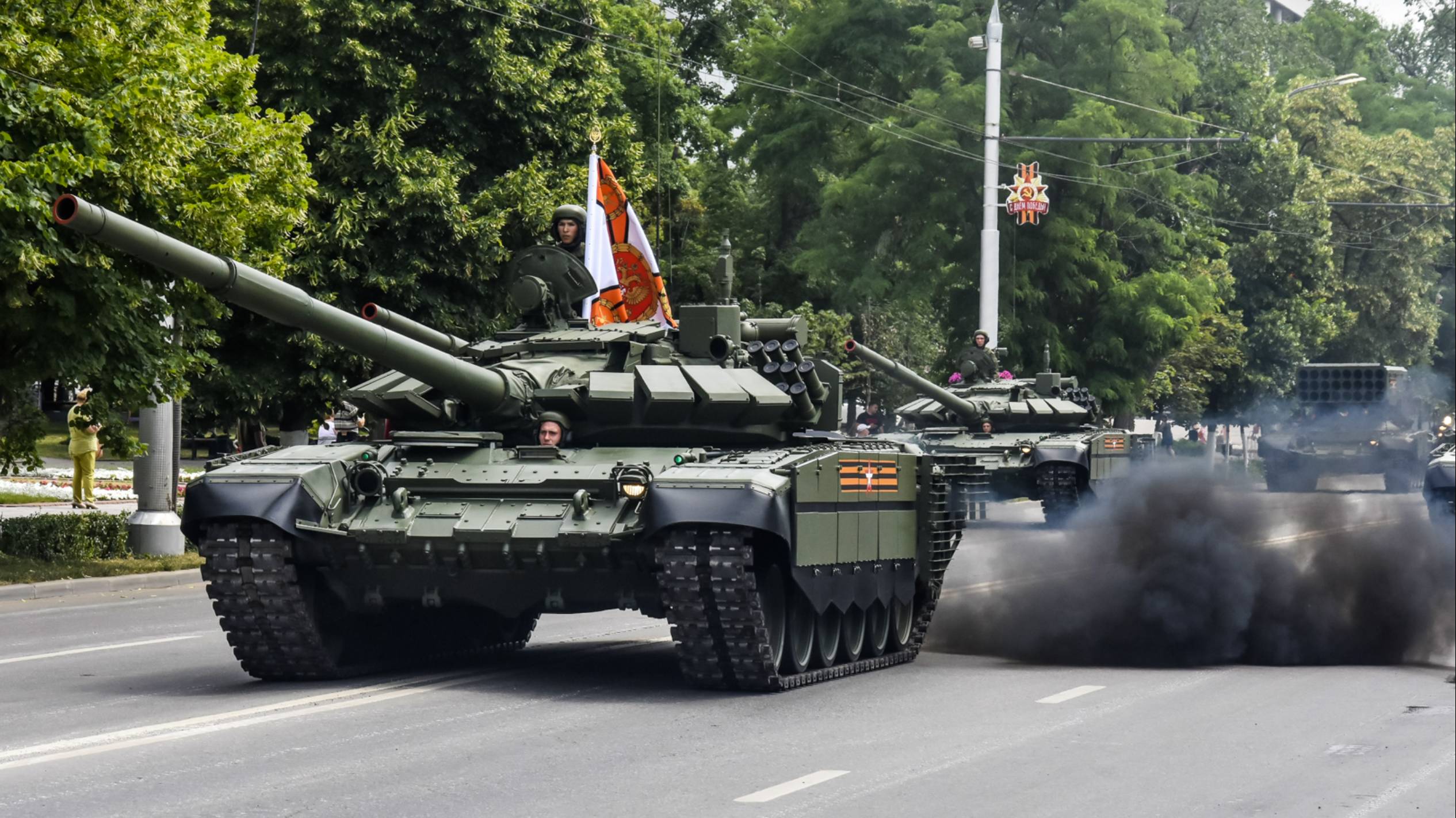 Танки Т-72 грузят на трал