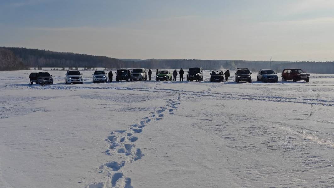 клуб 4*4 выезд в честь 23 февраля ,едет лексус ,прадик ,3 Уаза ,и легендарные нивы