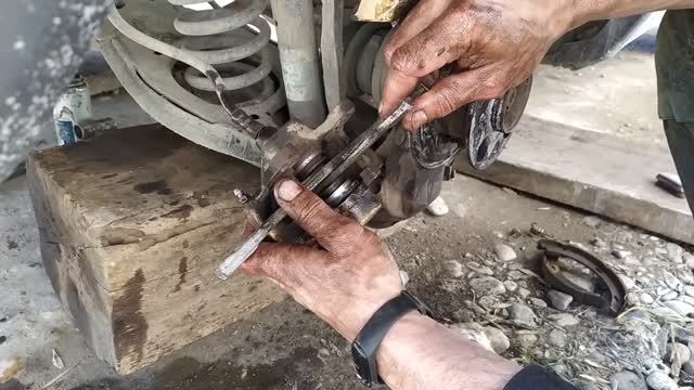 Если заклинил суппорт. Как извлечь поршень _The car's caliper is stuck.How to remove the piston_
