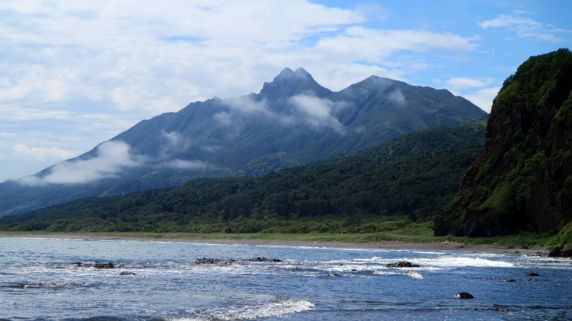 Далекий Сахалин. Какой он? Через хребет Жданко в бухту Бурунная. Полная версия.
