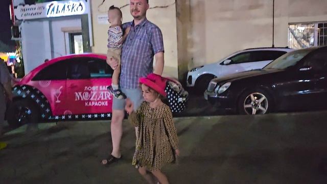 #Анапа Влог. Цены на Аквапарк летом. Вечерняя прогулка по Анапе. Музыка в кафе летом и танцы.