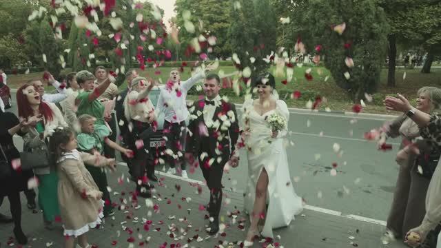 Встреча молодожёнов с свадебным караваем