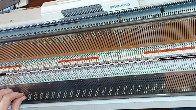 Обработка углообразного выреза
резинкой 2х2