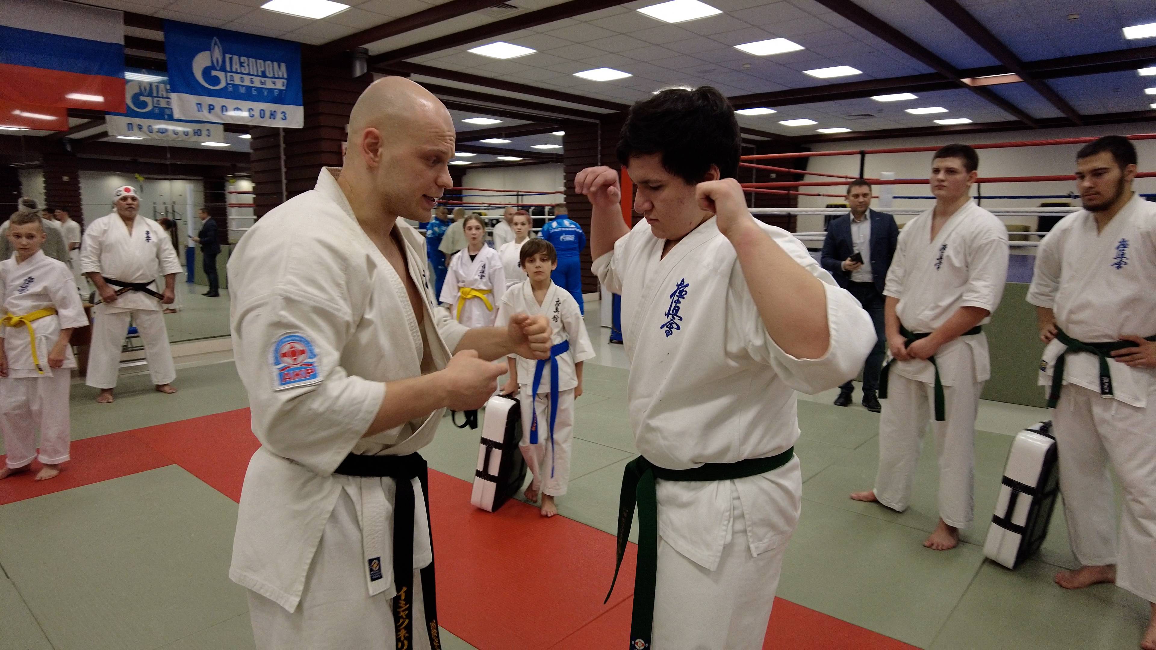 БУДЕТ УРОКОМ / Знаменитые ямбургские каратисты провели мастер-класс для юных спортсменов