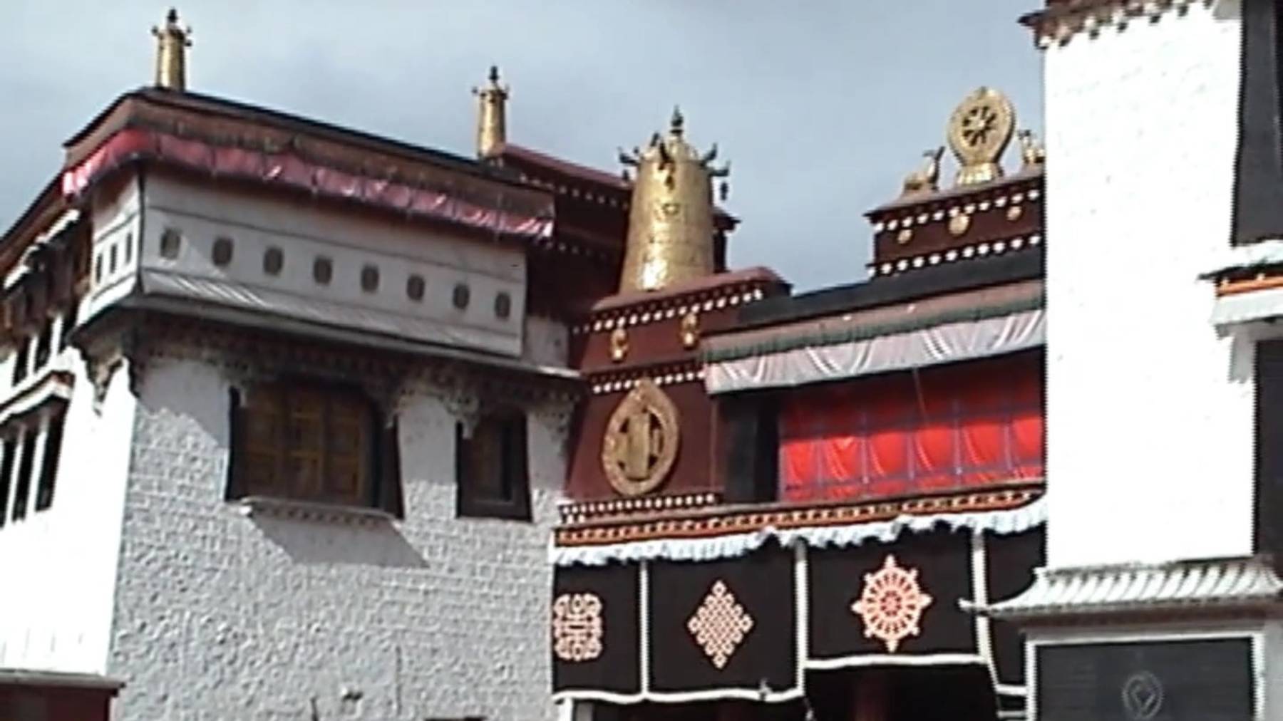 Тибет. Лхаса. Самое посещаемое место - монастырь Джоканг. (20 лет назад).