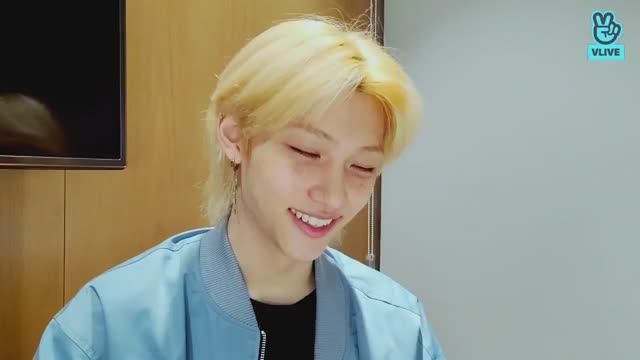 Stray Kids Vlive
Трансляция Феликса (May 18 2021)
Ли Ён Бок Айвив🐥💛🤍💛