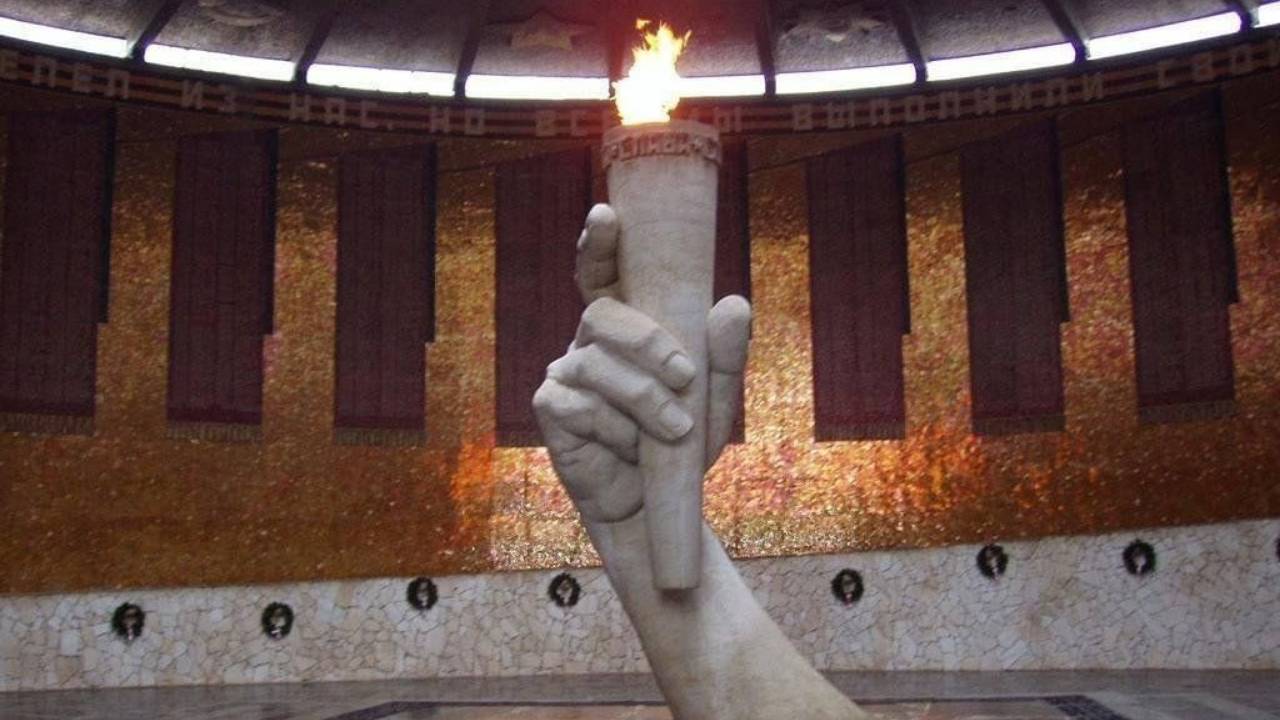 "Огонь на меня!" (С. Коренблит - Г. Суворов). Из спектакля "Помните: мы победили и вы победите!"