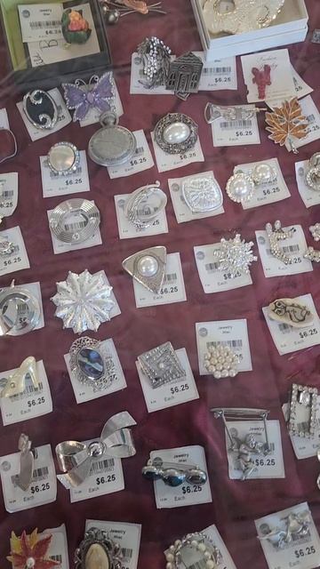 Винтажный магазин 4 (украшения), Оттава, Канада, февраль 2025.