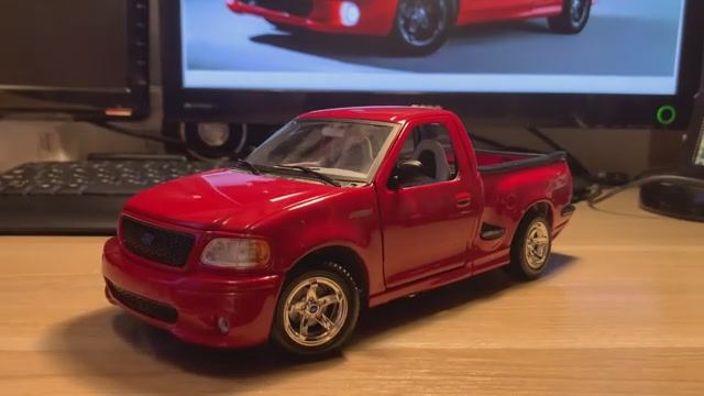 Обзор модели Ford SVT F-150 Lightning в масштабе 1/21 от Maisto
