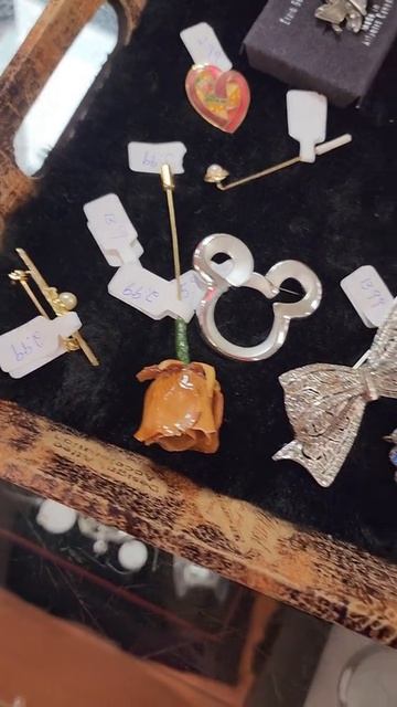 Винтажный магазин 1 ( украшения), Оттава, Канада, февраль 2025.