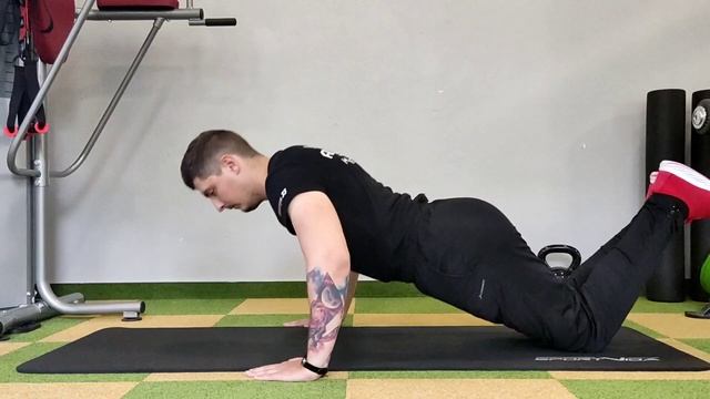 отжимания на коврике с колен