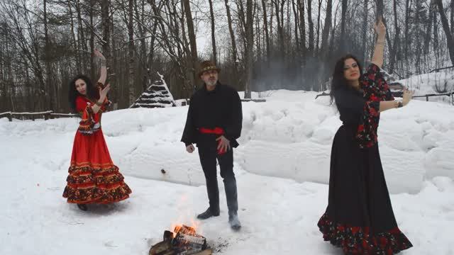 Цыганские танцы. Популярная песня "Неси меня конь". Певец Сергей Тарасов. Цыганский ансамбль.