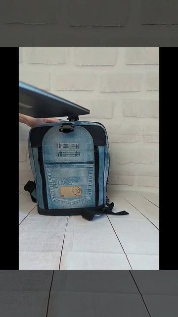 Джинсовый рюкзак для ноутбука.