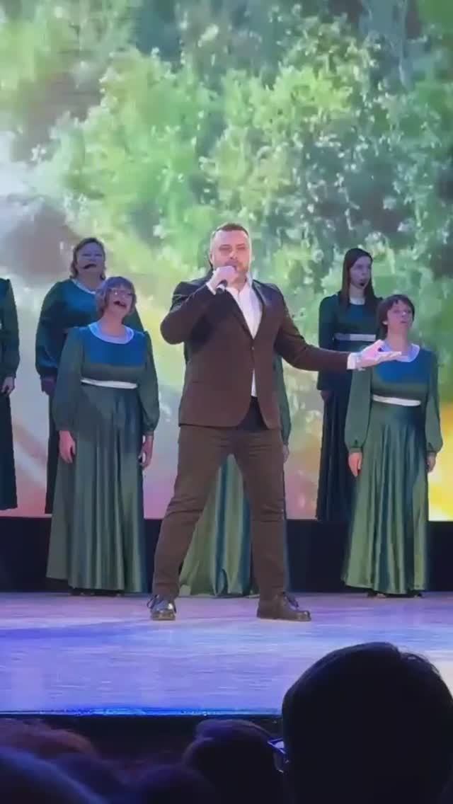 Алексей Мишаченко и академический хор ЦК "Родина" (г. Анапа) - "Высоко летит душа солдата" (отрывок)