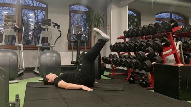 разведение ног лёжа на коврике