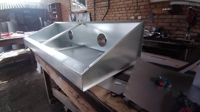 Вытяжной зонт. Косоугольный, пристенный.