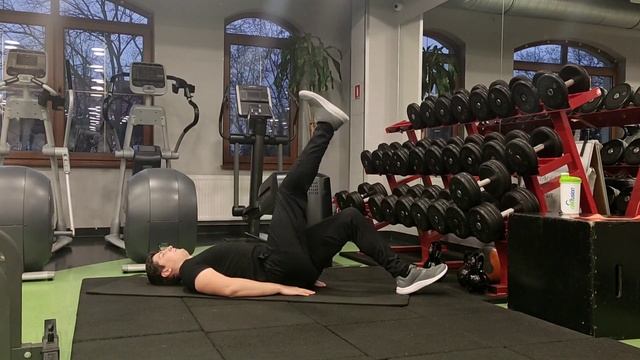 разгибания ног лёжа на коврике