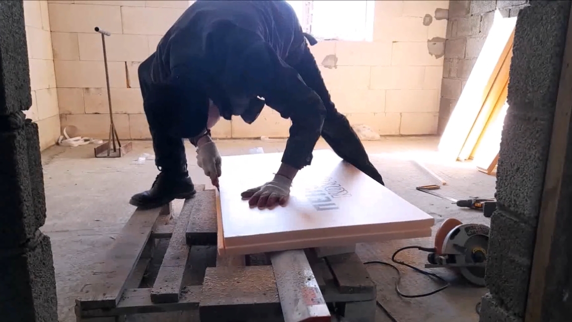 Дом с нуля. День 95. Откосы из ЭППС. В чём смысл пароизоляции пенного шва?