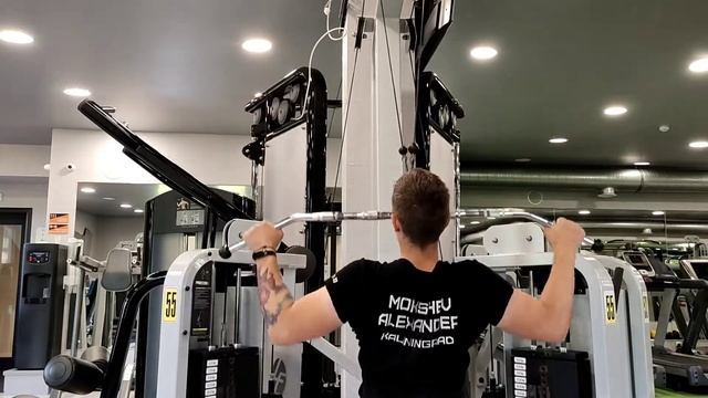 вертикальная тяга в тренажере