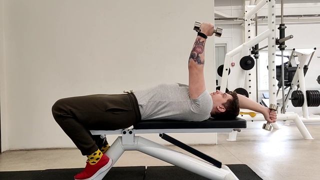 пуловер с гантелями по 1 руке