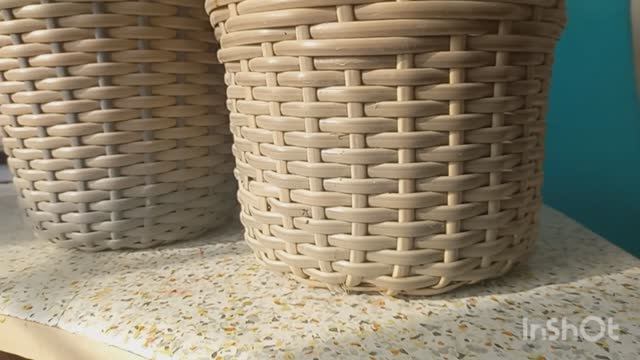 Двухцветное кашпо из ротанга