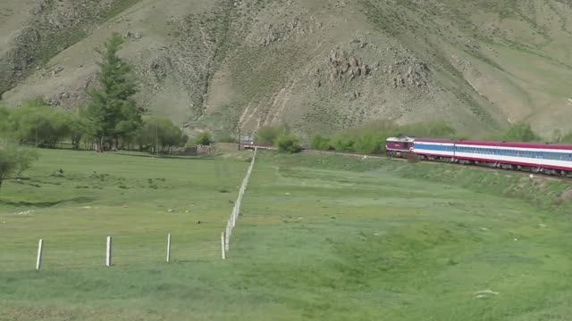 Монгольский пассажирский поезд на поворотах |Поездка на поезде из Улан-Батора в Москву