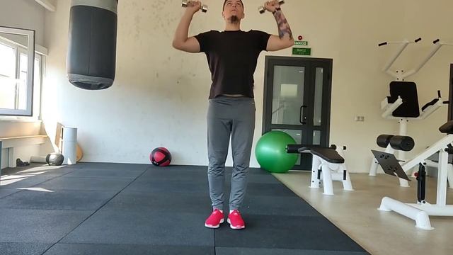 жим гантелей стоя