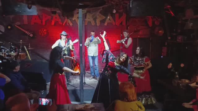 Цыганские танцы и песни "Попурри" Сергей Иванов-Жемчужников и коллектив цыганского танца "Экспромт".