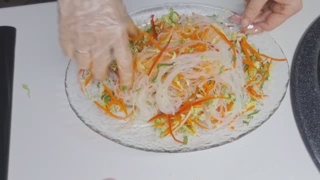 Салат фунчоза по корейски.