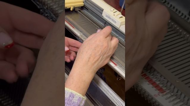 Отделка углообразного выреза горловины
на однофонтурной вязальной машине